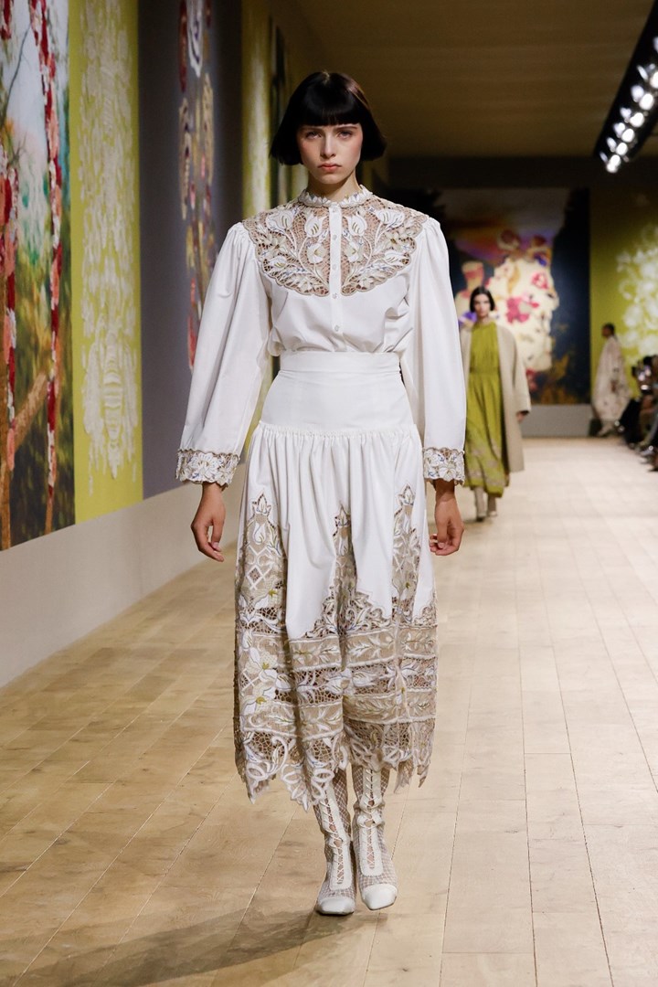 DIOR AW 22-23 HAUTE COUTURE CELEBRATES UKRAINIAN EMBRODERY | FIB