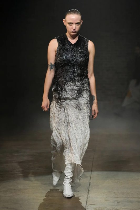 ELENA VELEZ PORTRAYS THE MULTIPLICITY OF WOMANHOOD ON THE RUNWAY | FIB